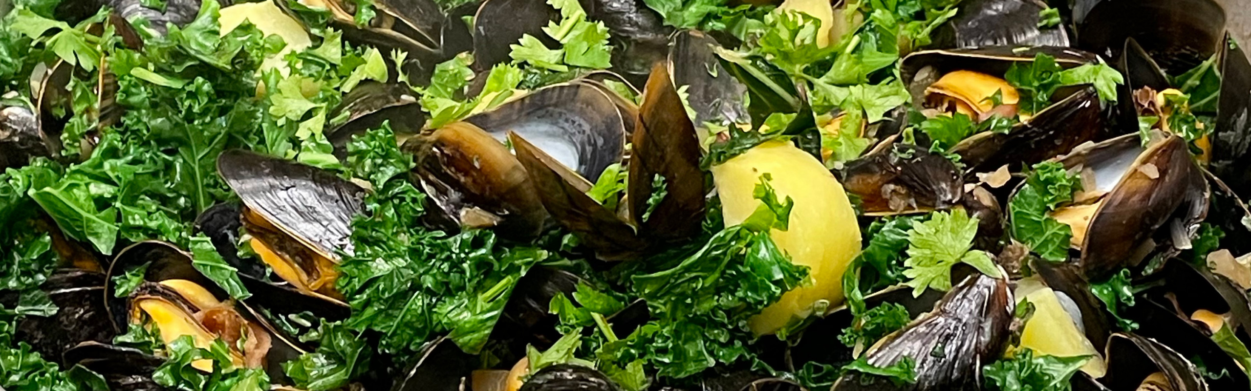 Varme muslinger med kartofler, grønkål og bacon | smagforlivet.dk